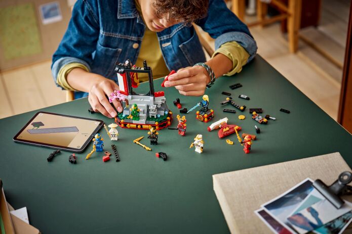 LEGO Ninjago Ninja Character Display 15th Anniversary (71866 ...